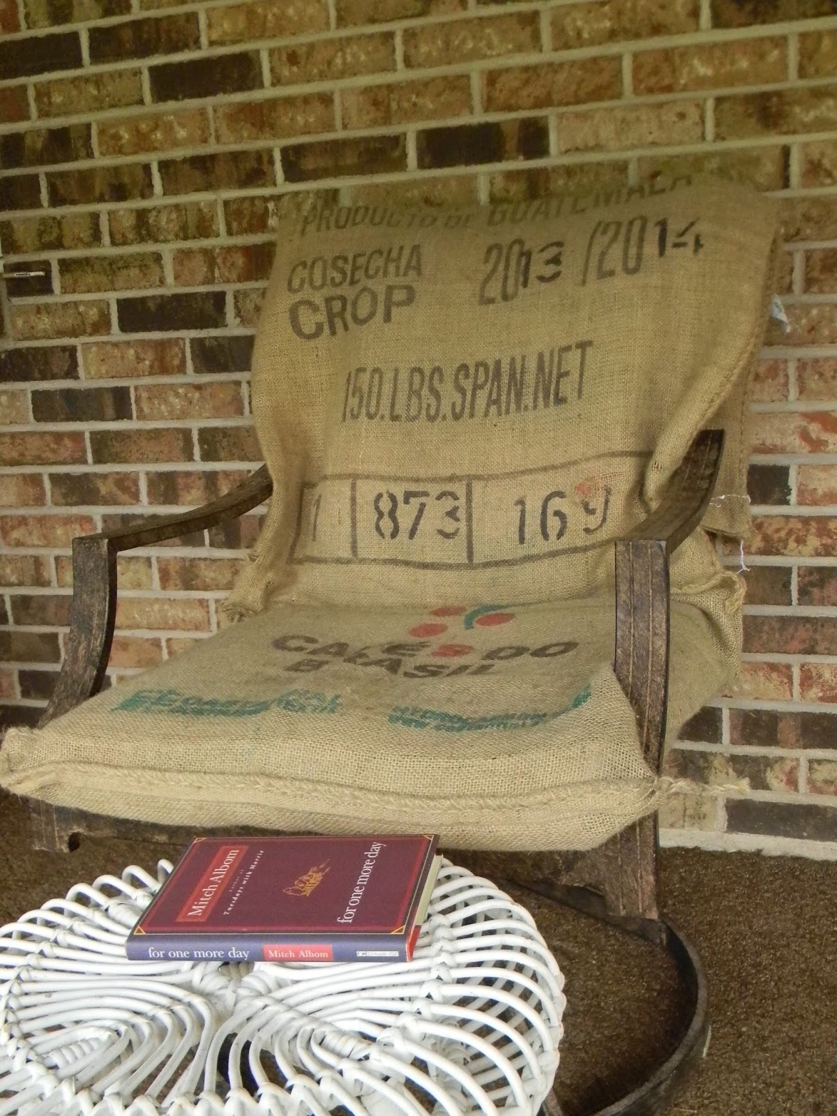 Artistic Endeavors 101: Easy No Sew Burlap Cushion Covers