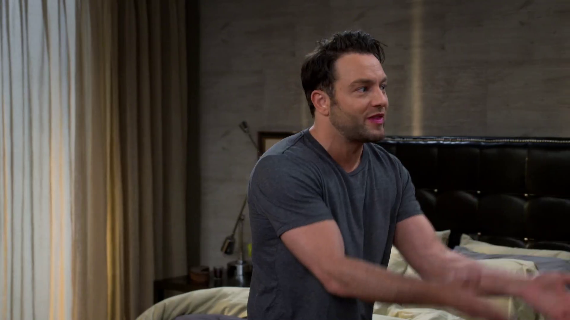 ausCAPS: Jonathan Sadowski shirtless in Young & Hungry 5-16 "Young ...