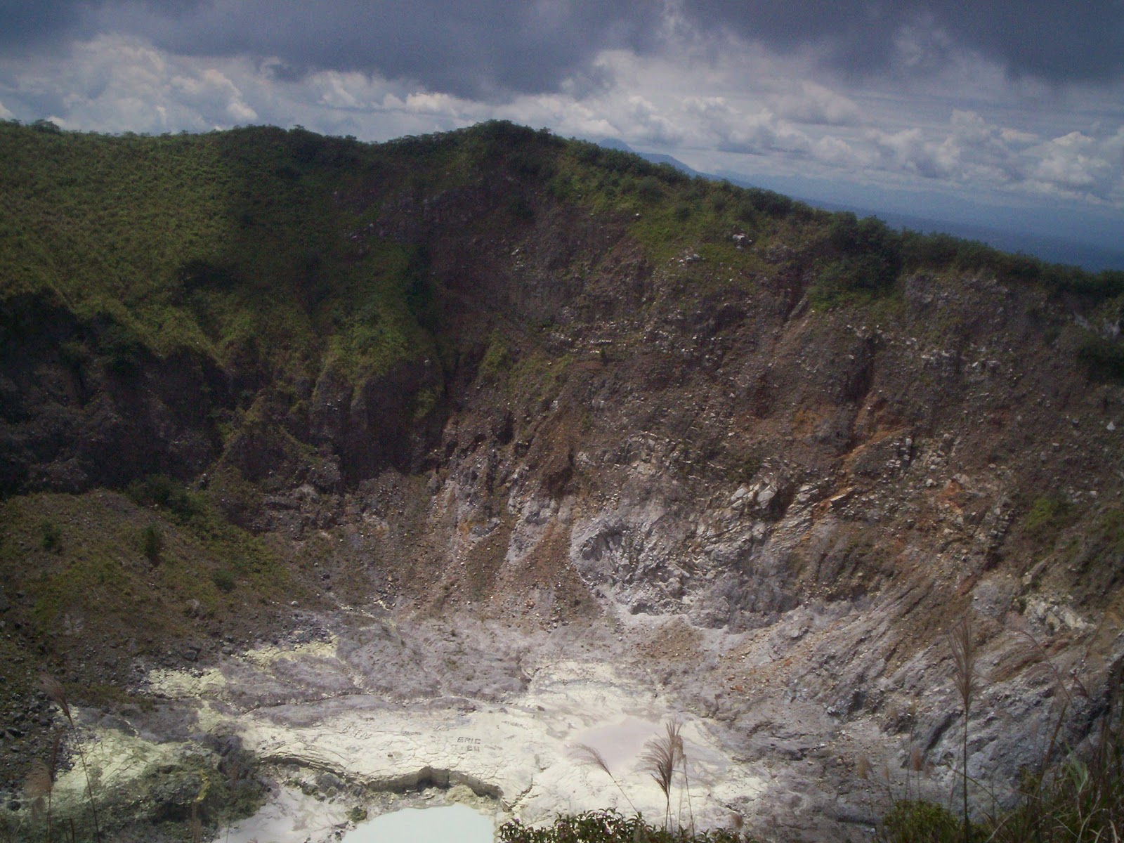 sulawesi indonesia tour: mahawu volcano trekking tour