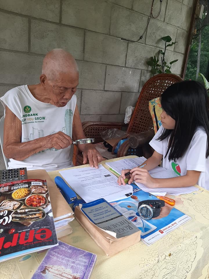 93 yrs old na lolo, tinuturuan ang apo sa module gamit ang magnifying ...