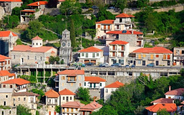 Το γραφικό χωριό της Πελοποννήσου, που είναι σαν να κρέμεται στην ...