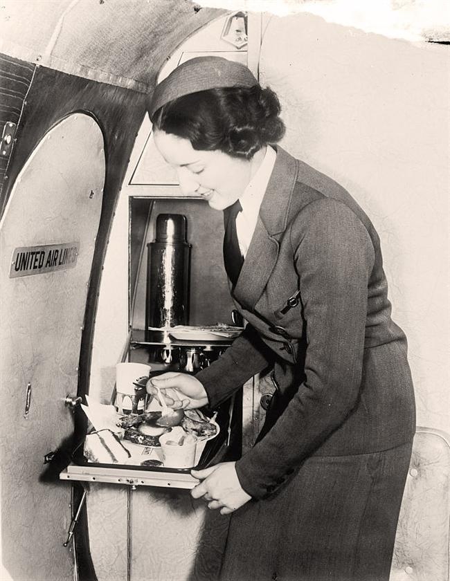 15 Fascinating Vintage Photos of the First Female Flight Attendants in ...