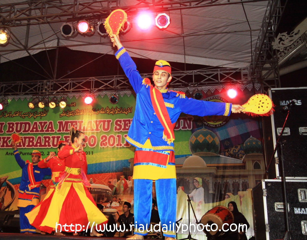 TARI KIPAS MENDU | teropong zamrud khatulistiwa