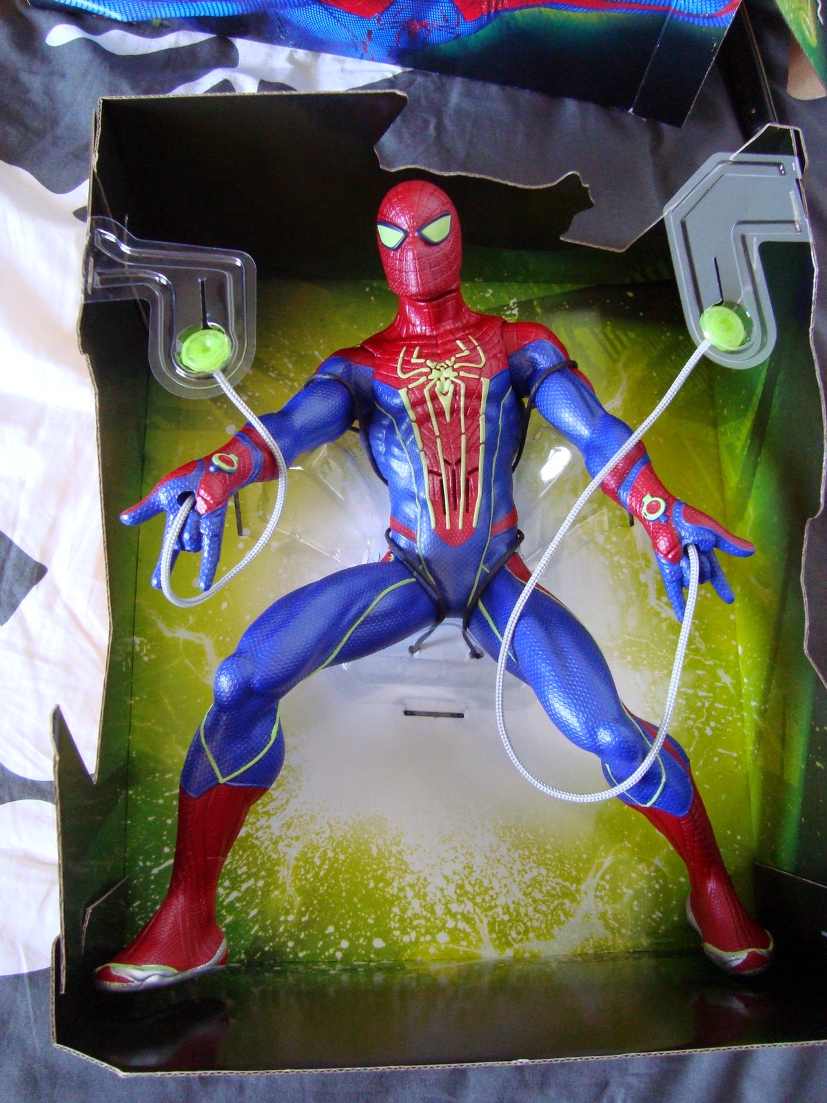 SUPER SHOGUN: THE AMAZING SPIDER-MAN MOTORISED WEB-SHOOTING - HASBRO