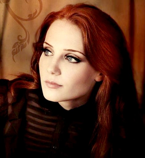 Evanescence Spain: Simone Simons Disfruta De Algunas Canciones De Ev