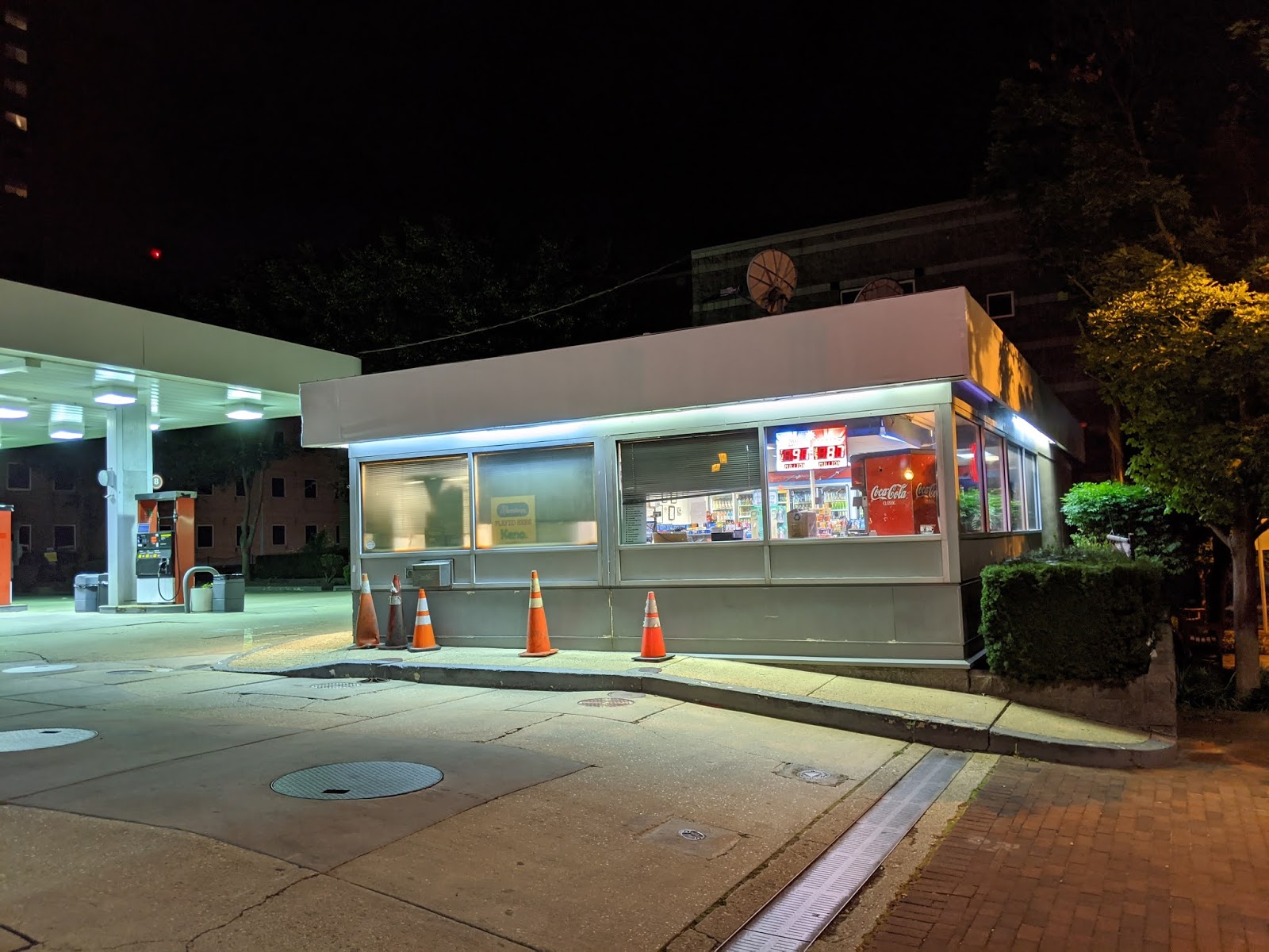 Robert Dyer @ Bethesda Row: Bethesda Sunoco becomes Exxon station