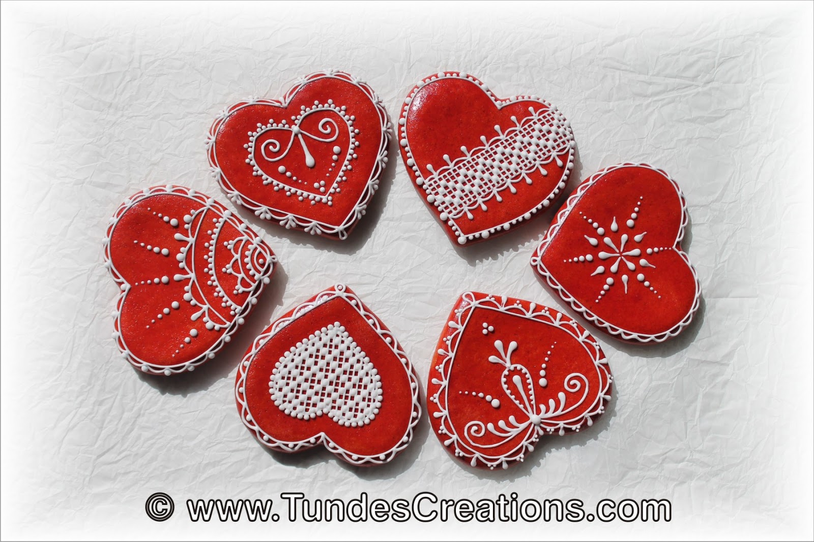 The Gingerbread Artist: Red gingerbread hearts with lace design