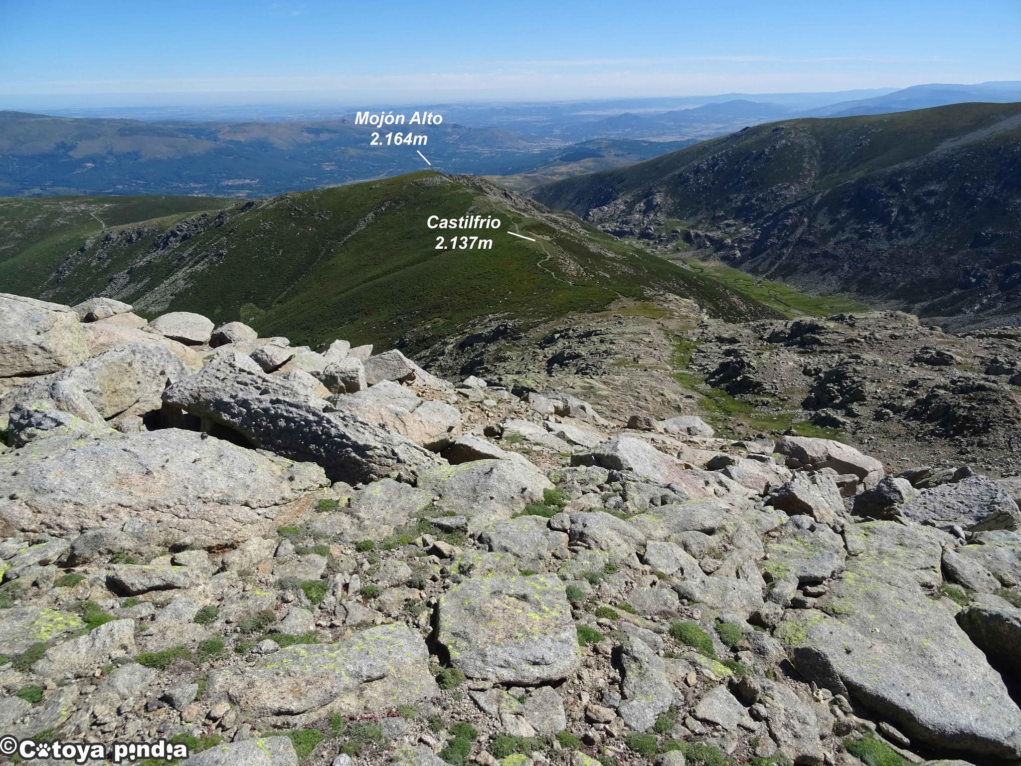 Laguna del Barco y crestería de La Covacha en la Sierra de Gredos
