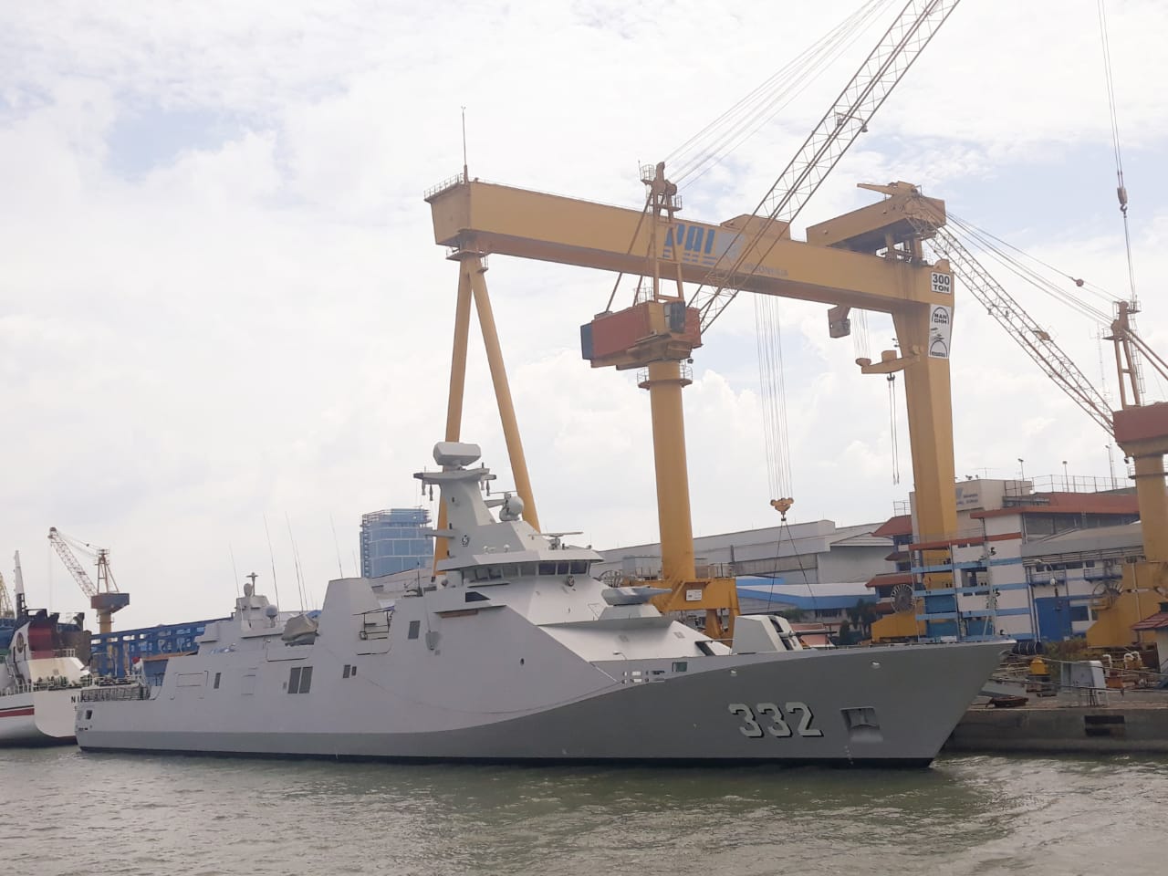 DEFENSE STUDIES: KRI I Gusti Ngurah Rai-332 Selesai Dipasang Millenium ...