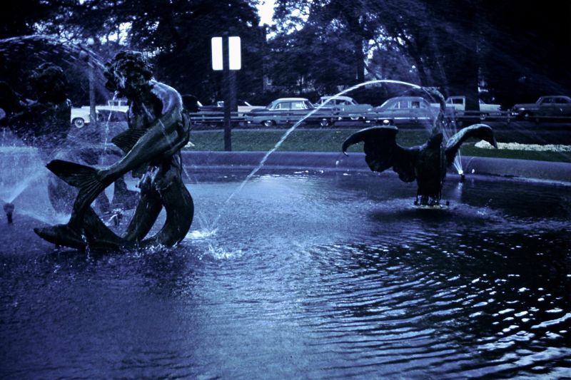 35 Amazing Photos Capture Street Scenes of Chicago in the 1950s ...