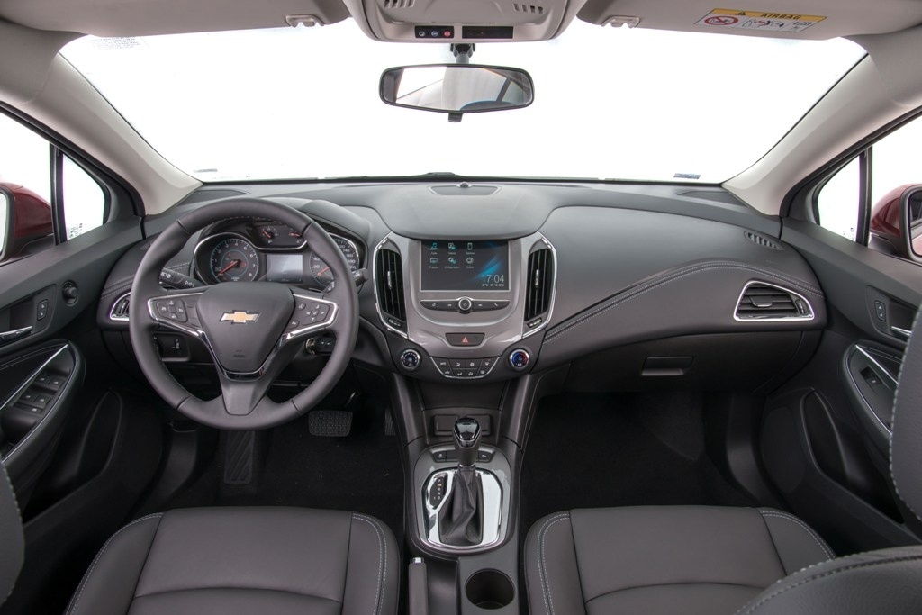 Cruze Hatch 2017: desempenho e consumo piores que Golf