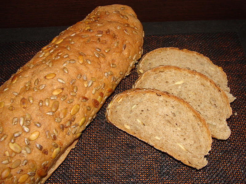 Paine neagra cu seminte de dovleac si floarea soarelui ~ Bucataria ...