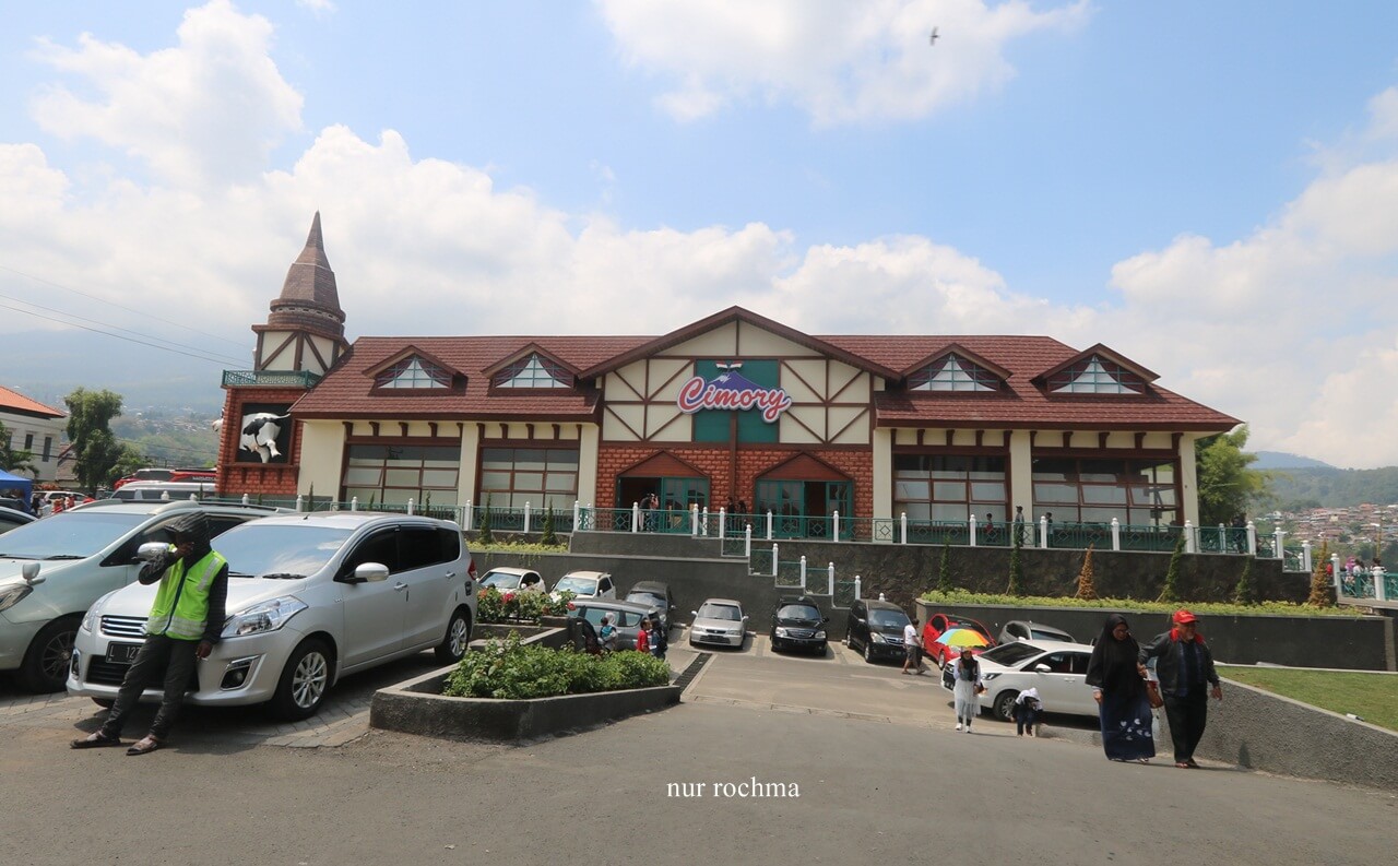 Musim Liburan di Cimory, Prigen: Mengenal Peternakan Sapi hingga Hasil ...