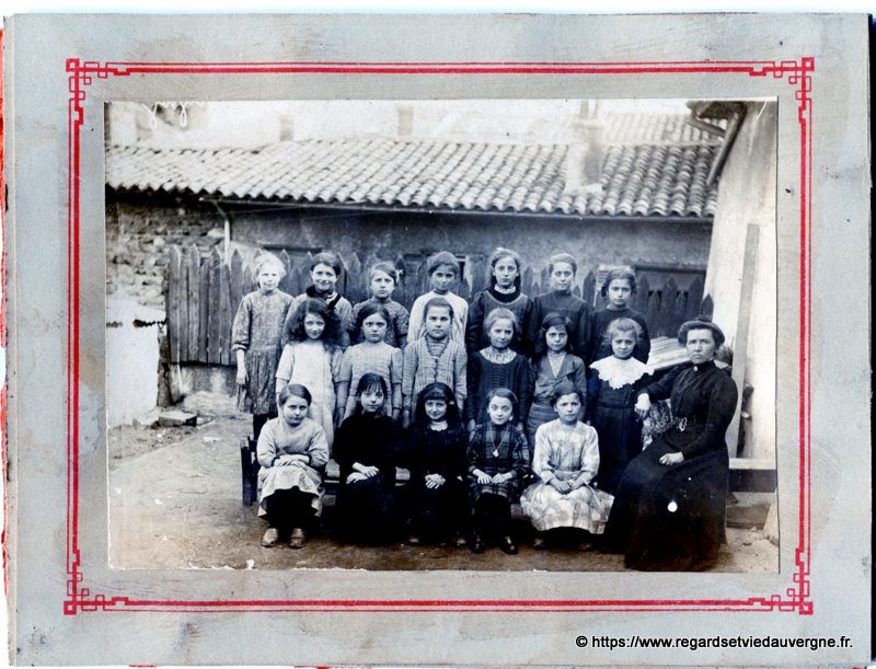 Vieille photo de famille : groupe de jeunes écolières.Regards et Vie d ...