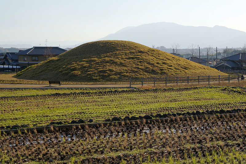 Kofun Tombs: Keyhole-shaped Mounds