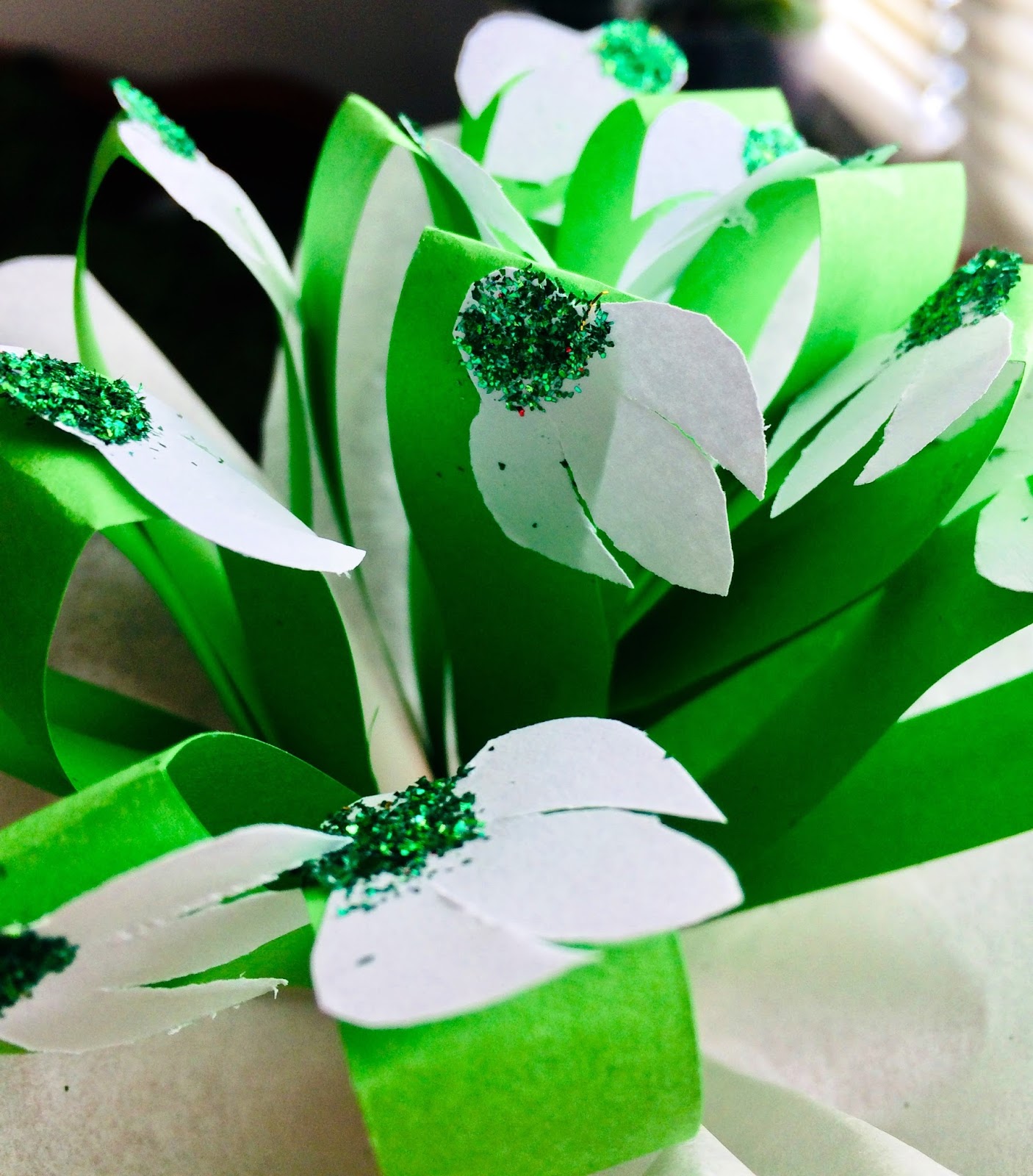 Buchetul care aduce primăvara: „Ghiocei pentru mama” - Materiale ...