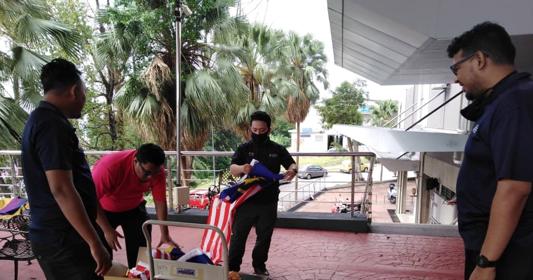 Pemasangan Bendera Sempena Bulan Kemerdekaan - Perpustakaan UiTM