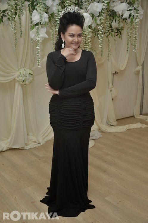 Raja Ema tampil lebih seksi dengan gaun hitam - Media CBS!