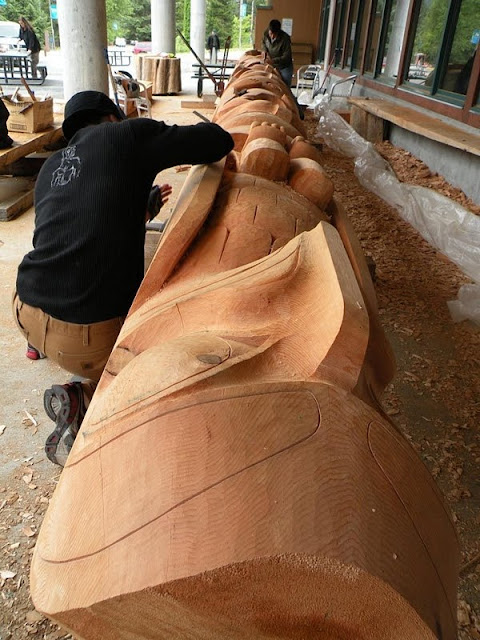 White Wolf : Amazing Step-by-Step Carving of Eagle Totem Pole by Young ...