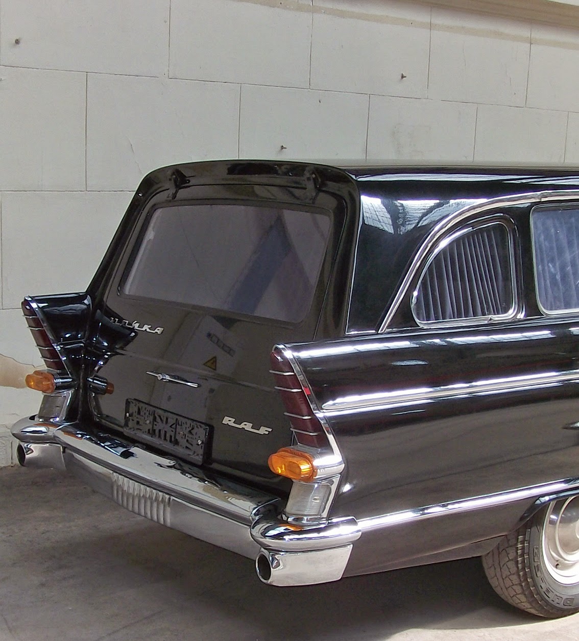 Spotted...cars in Moscow: Chaika GAZ-13, Chaika GAZ-14