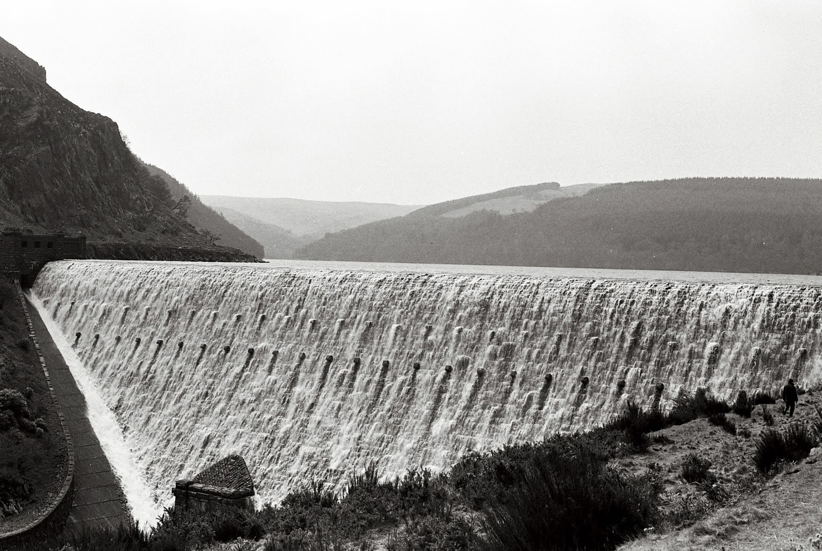 Walkies and Cheescake: Mae`r Cwm Elan Yn Eich Croesaw - The Elan Valley ...
