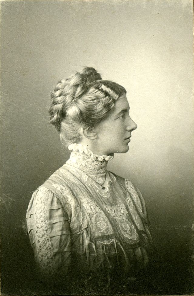 44 Studio Portrait Photos of Young Ladies That Show Glamorous Beauty in ...