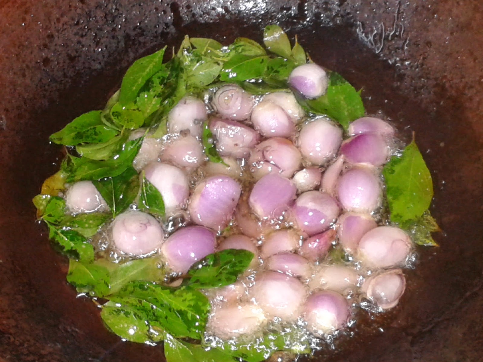 BananaLeaf Recipes: Vendakai / Thatta Payir Pulli Kuzhambu