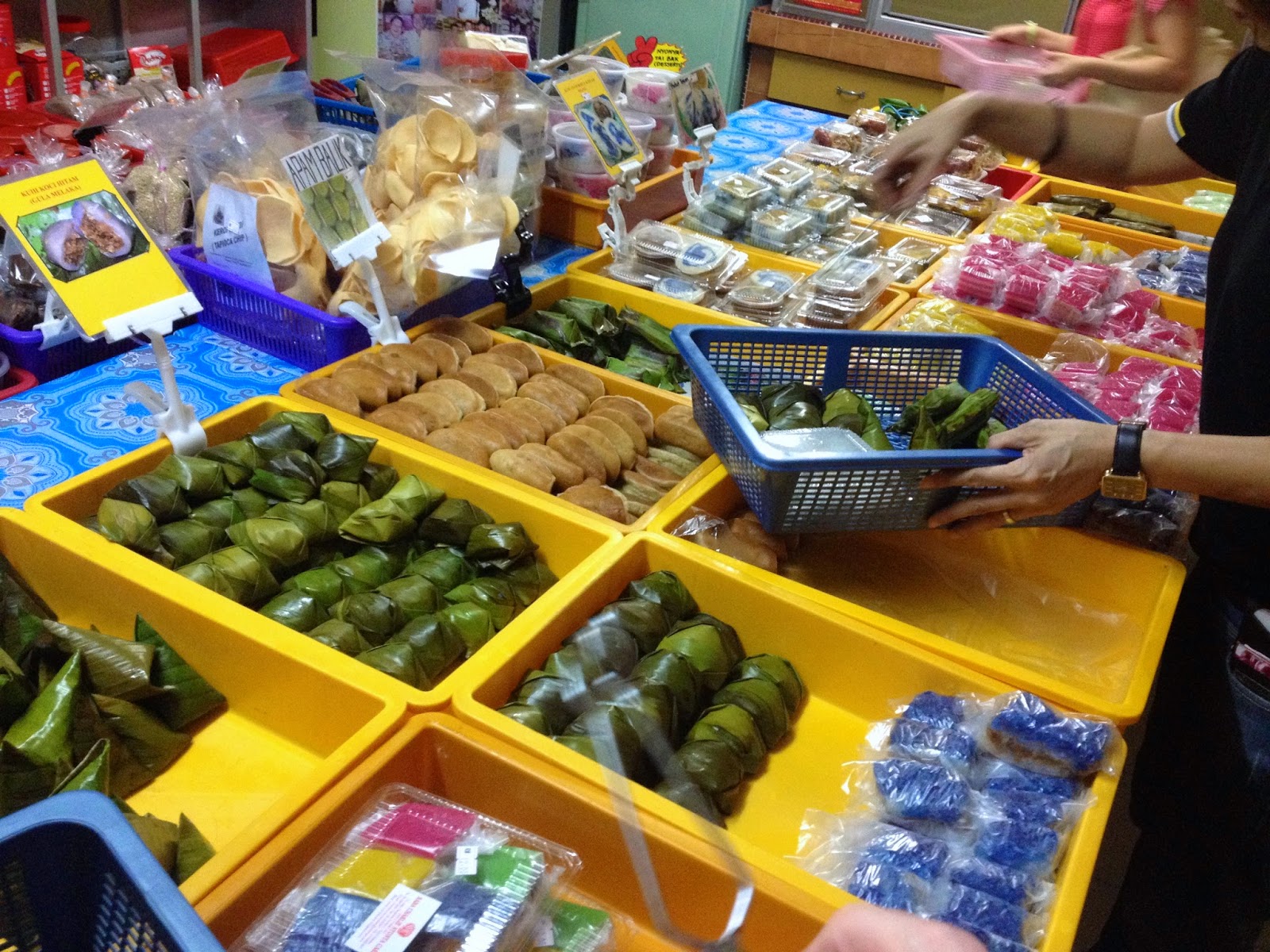 freakZspeaks: Nyonya kuih @ Baba Charlie's Nyonya Cake, Tengkera, Melaka