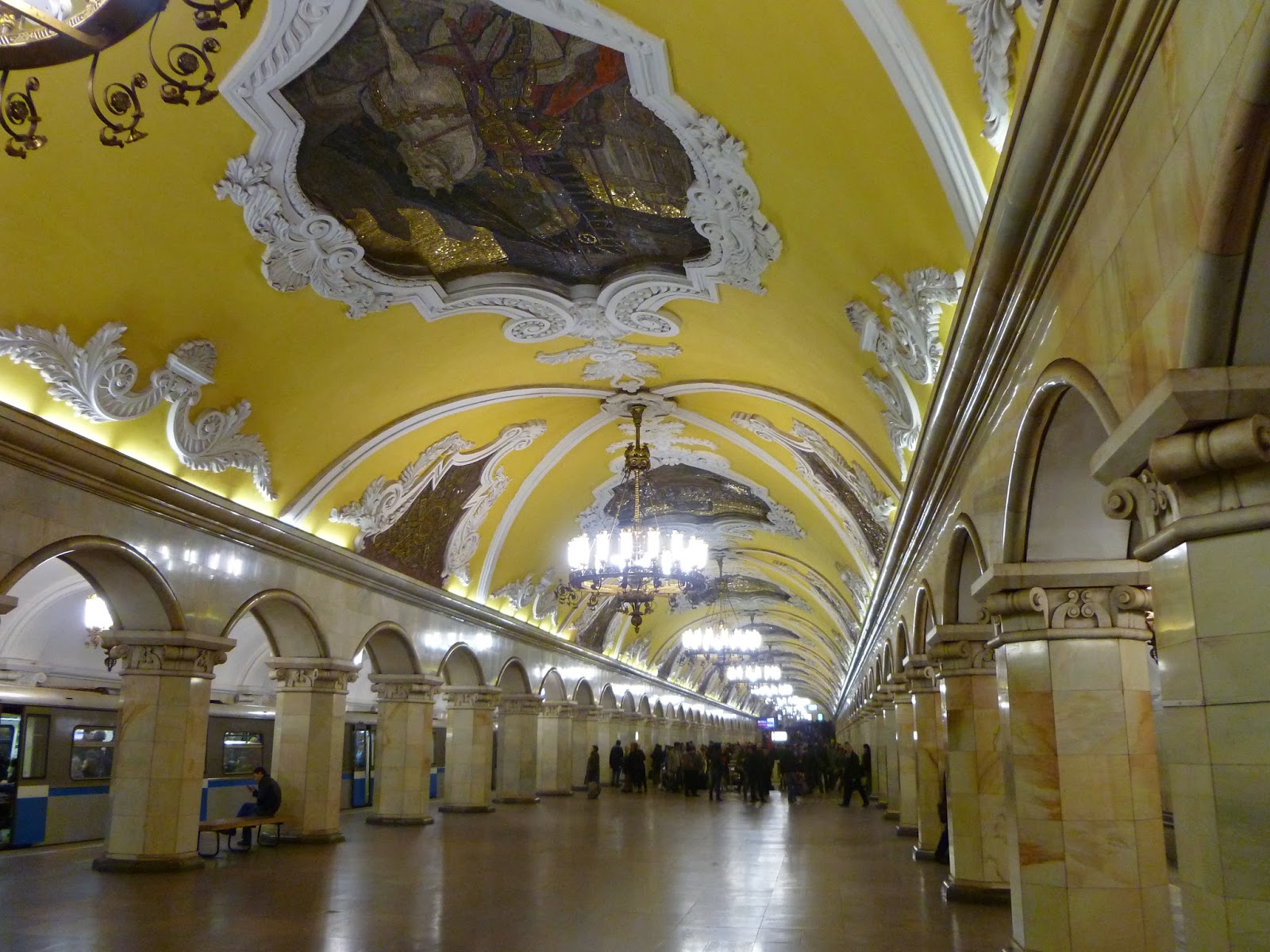 Moscou : son incroyable métro, son Kremlin et sa Place Rouge de nuit ...