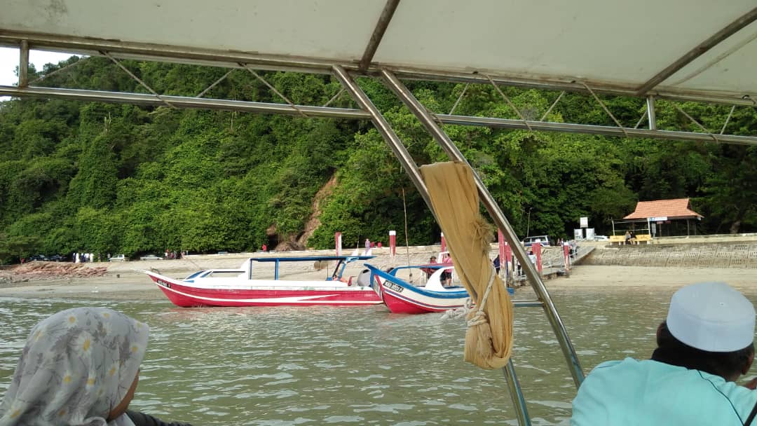 Naik bot dari Pantai Merdeka ke Tanjung Dawai