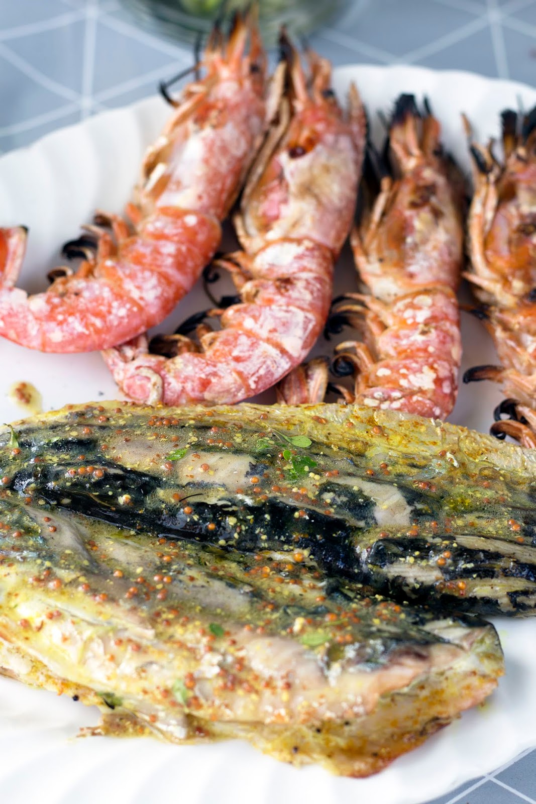 Grillattu makrilli, langusti ja kirsikkatomaatit jogurttikastikkeella ...