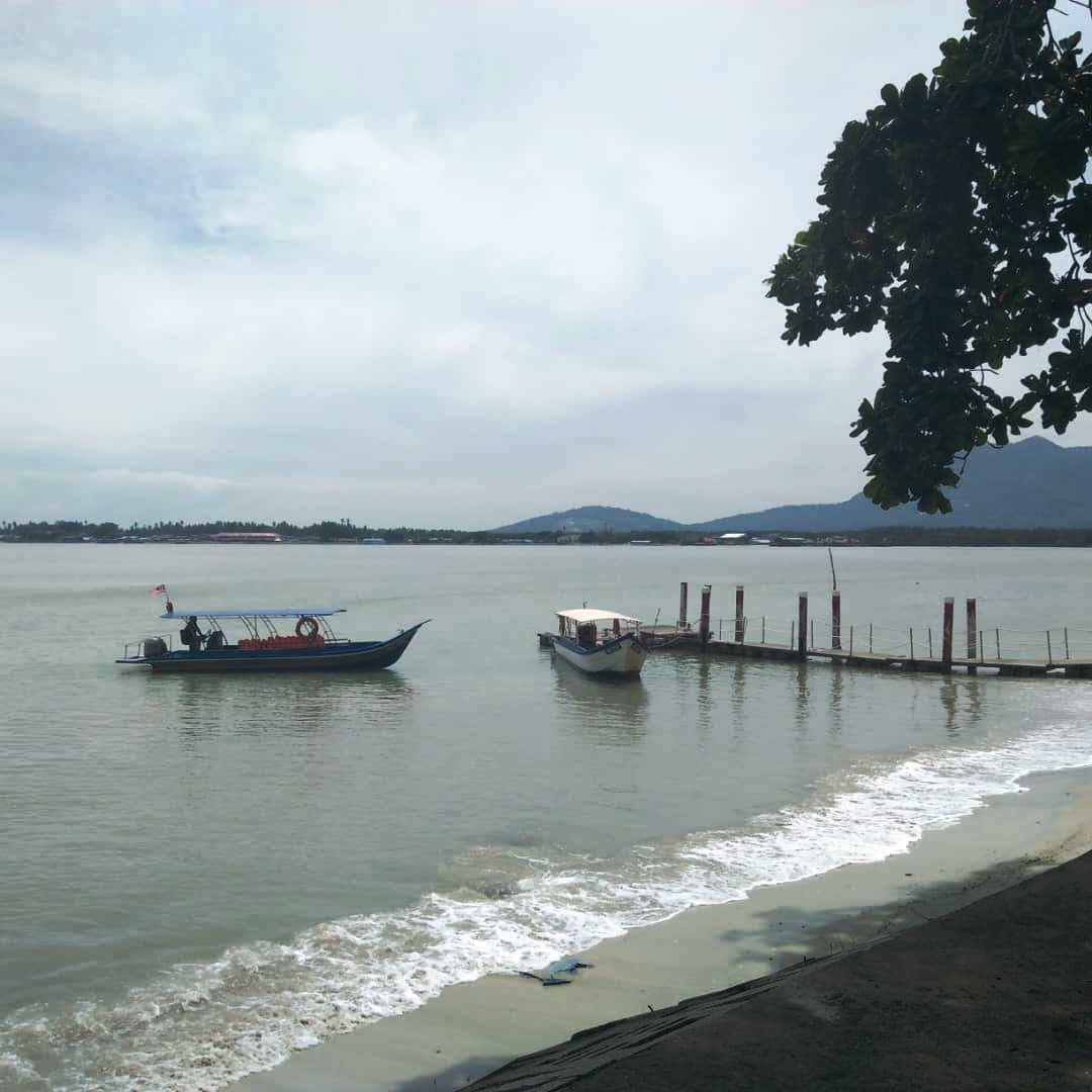 Naik bot dari Pantai Merdeka ke Tanjung Dawai