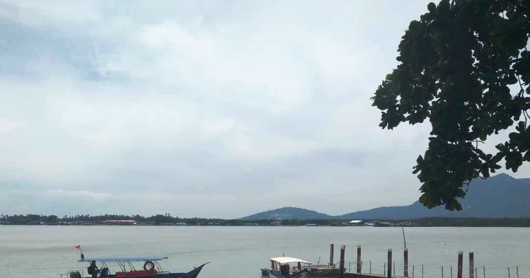 Naik bot dari Pantai Merdeka ke Tanjung Dawai