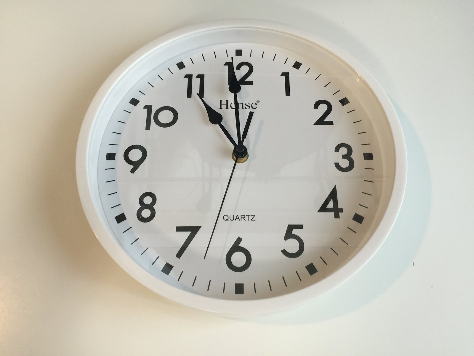 HENSE CLOCKS(ハンセ) 壁掛け時計 ホワイトフレーム 文字あり [連続秒針 スウィープ秒針][壁時計][アナログ] 10インチ ...