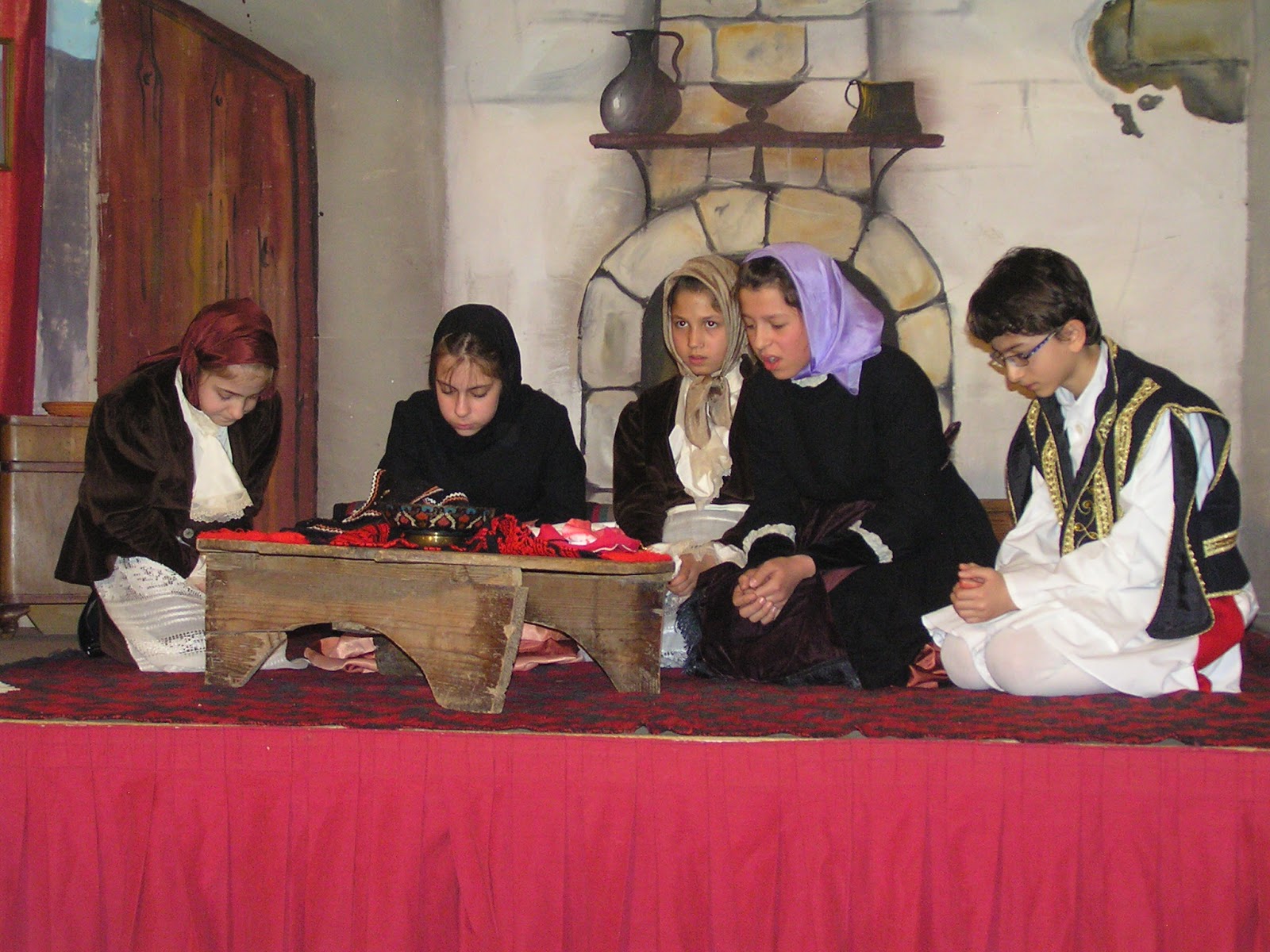 ΚΟΛΙΝΔΡΙΝΑ ΜΑΣΛΑΤΙΑ: ΓΙΟΡΤΗ Α' ΔΗΜΟΤΙΚΟΥ ΣΧΟΛΕΙΟΥ ΓΙΑ ΤΗΝ 25η ΜΑΡΤΙΟΥ