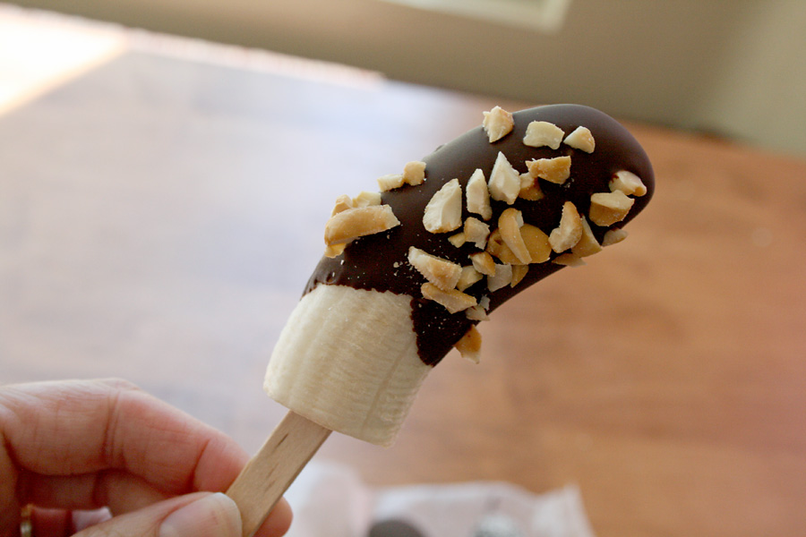 Love Your Mother: Chocolate Dipped Frozen Bananas...on a stick