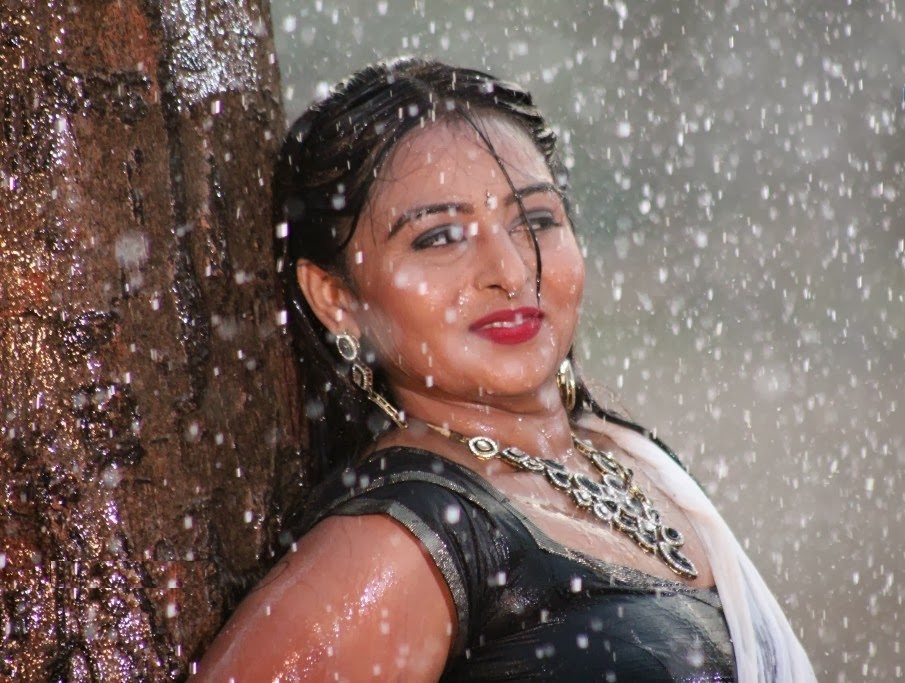 Hot Kerala Mallu Aunty Samvritha Sunil Sexy Wet White Saree Pallu Drop