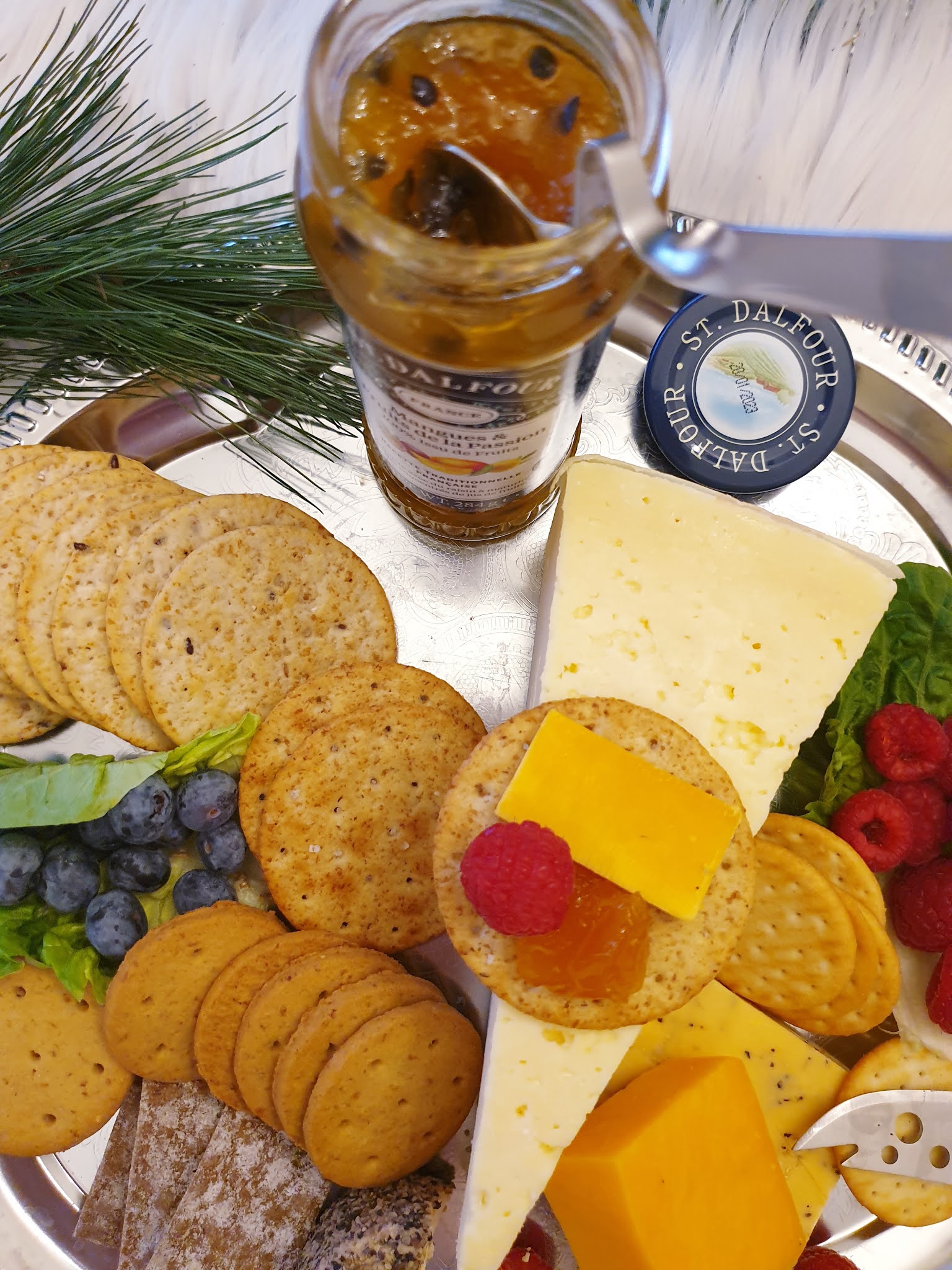 Mansikoita ja vaahtokarkkeja: Juustot tarjottimella & Hyvää Joulua
