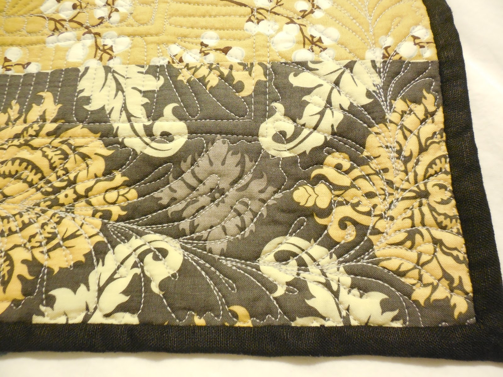 Tanderwen Quilts: Fancy quilted table runner