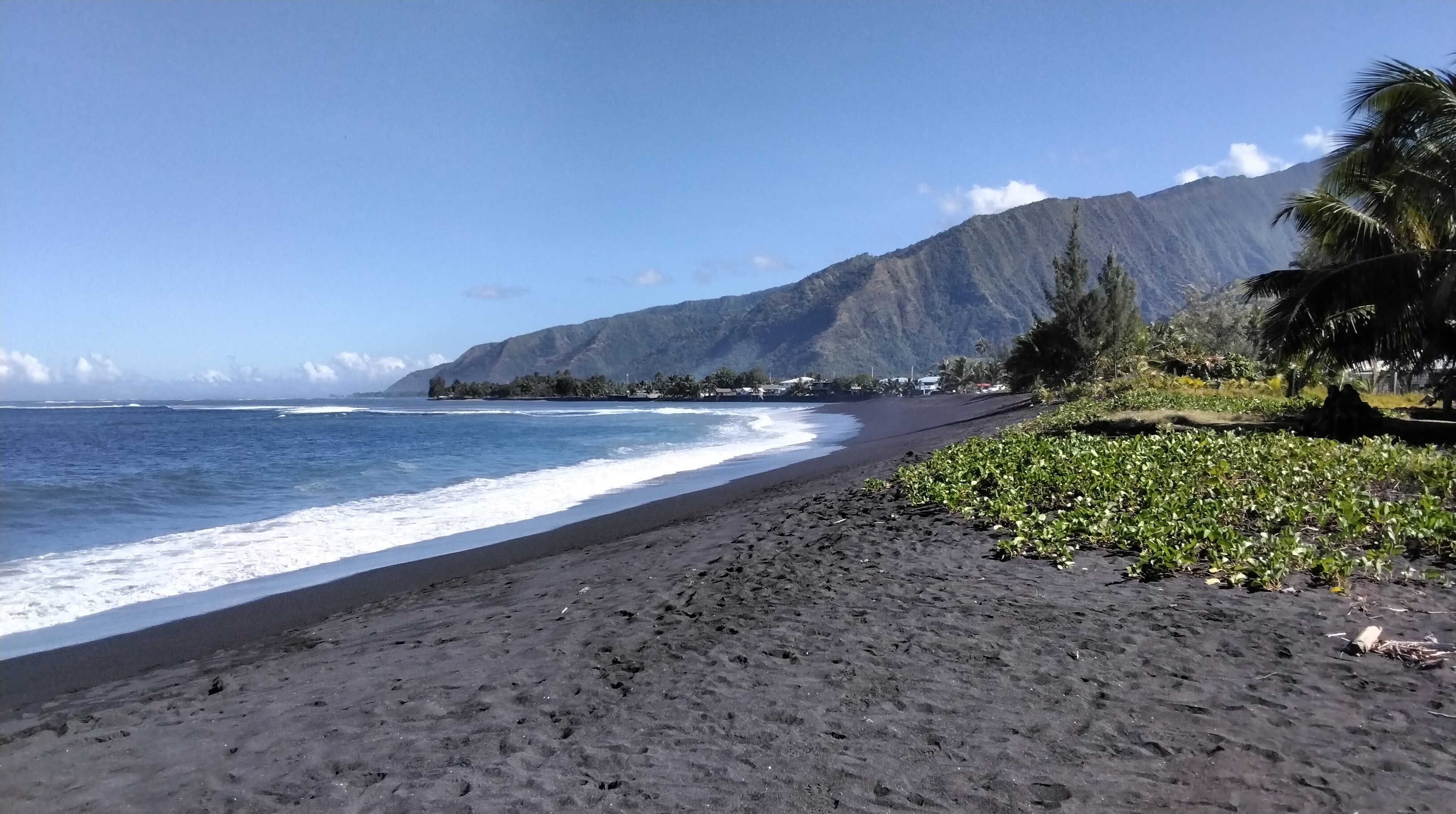 TAHITI ET SES PLAGES DE SABLE NOIR