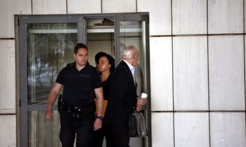 ΦΩΤΟ: ΠΡΗΣΜΕΝΗ ΚΑΙ... ΚΛΑΙΟΥΣΑ Η ΒΙΚΥ ΣΤΑΜΑΤΗ ΣΗΜΕΡΑ ΣΤΟ ΔΙΚΑΣΤΗΡΙΟ. Η ...