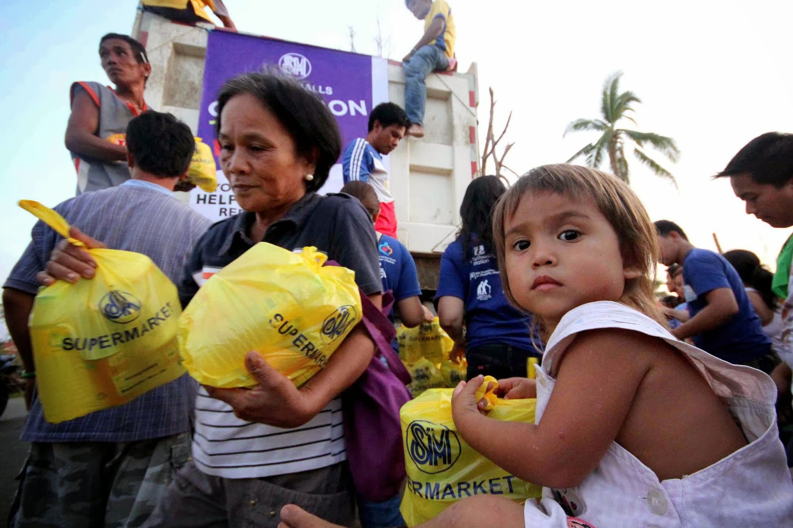 SM Foundation sends out 50,000 relief packs to Yolanda Victims - LionhearTV