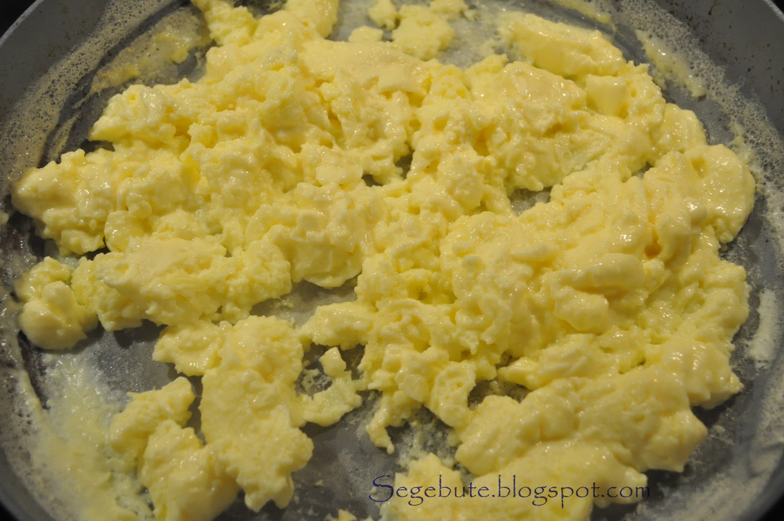 SEGEBUTĖS UŽRAŠAI: Plakta kiaušinienė su keptais pomidorais