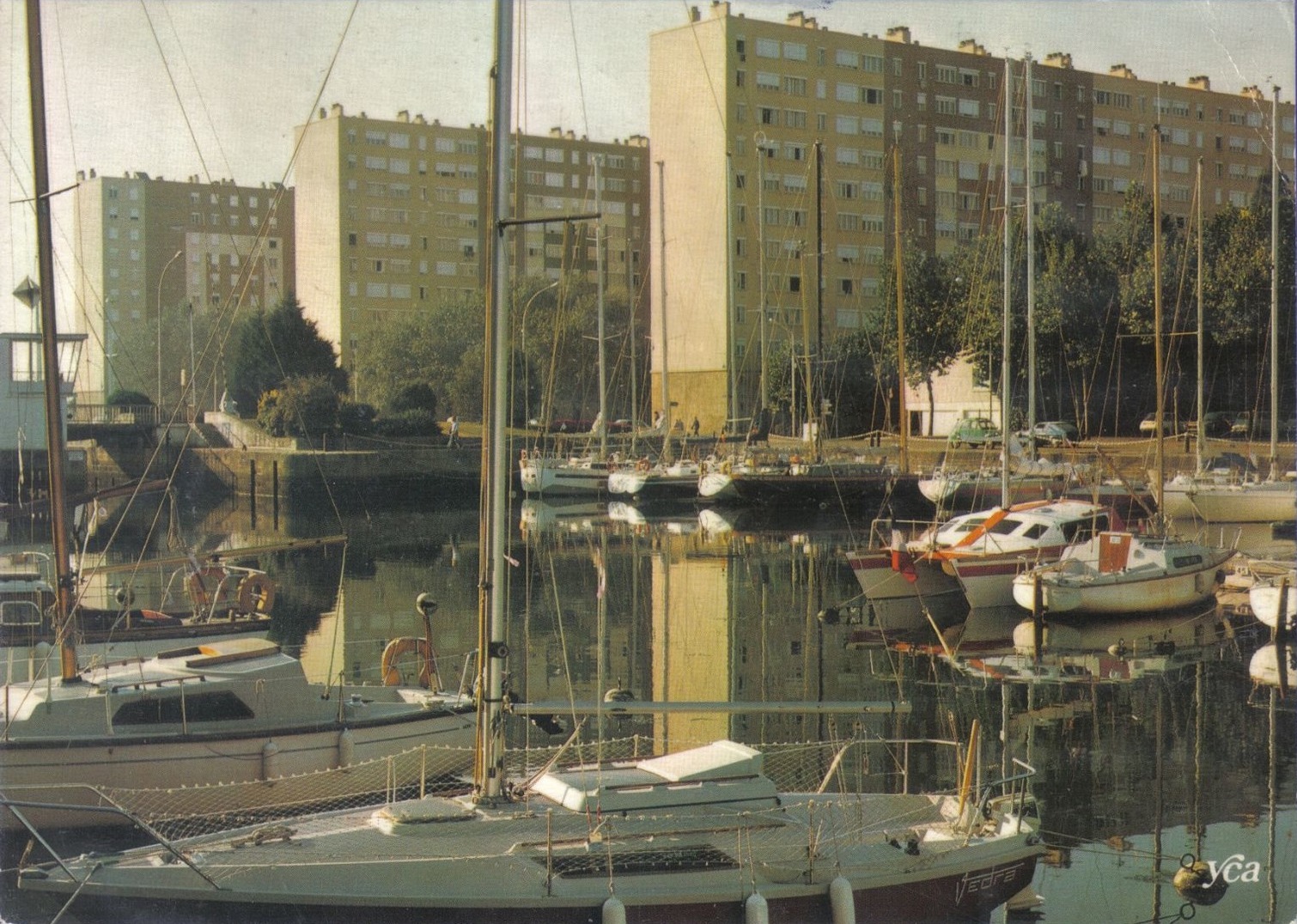 Un Paysage Moderne: LORIENT - Cité HLM & Bassin à Flot.