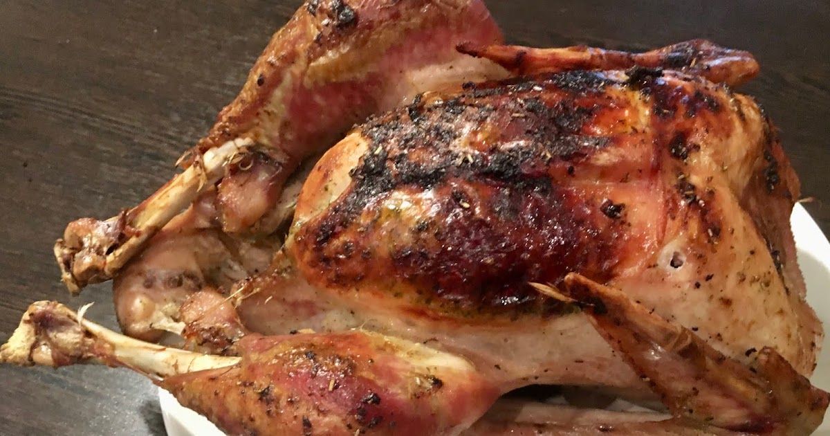 Kokonainen kalkkuna uunissa