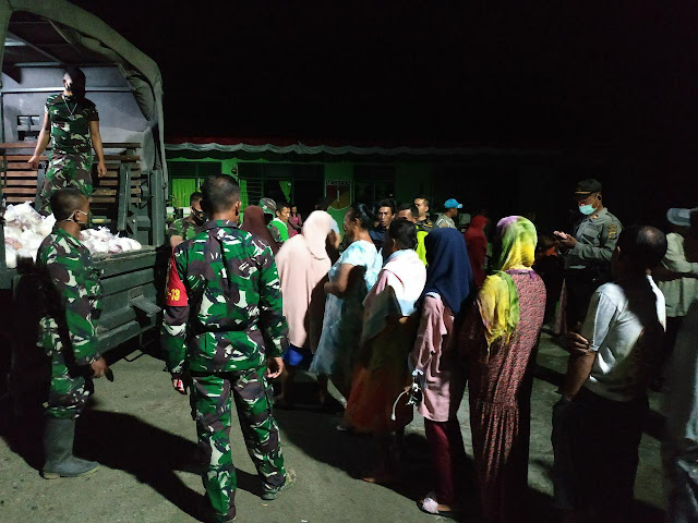 Korem 132/Tdl Bagikan Daging Kurban ke Pengungsi | KOREM 132 TADULAKO