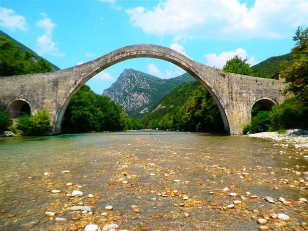 ΓΕΦΥΡΙ ΤΗΣ ΠΛΑΚΑΣ Τα μαστόρια της πέτρας και τα ταξίδια στη μακρινή ...