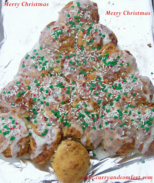 Kitchen Simmer: Cinnamon Roll Christmas Tree