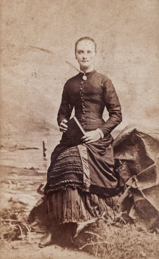 Victorian Readers: 40 Vintage Portraits of People Posing With Their ...