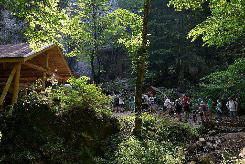 Asteptind cuminti la coada la intrarea in canionul 7 scari